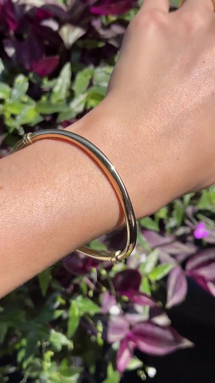 14KT Yellow Gold Round Wave Design Style Bangle Bracelet 14KT Yellow Gold Round Wave Design Style Bangle Bracelet