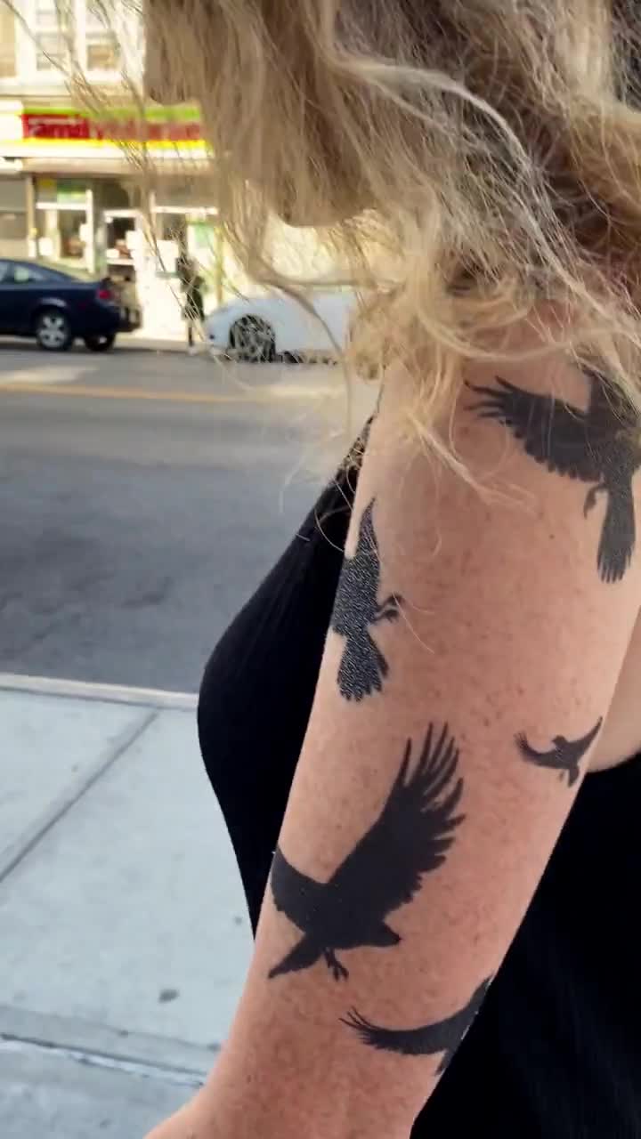 Fliegende Raben Tattoos Tattoo Style Abbildung: Ein Rabe Oder Krähe,