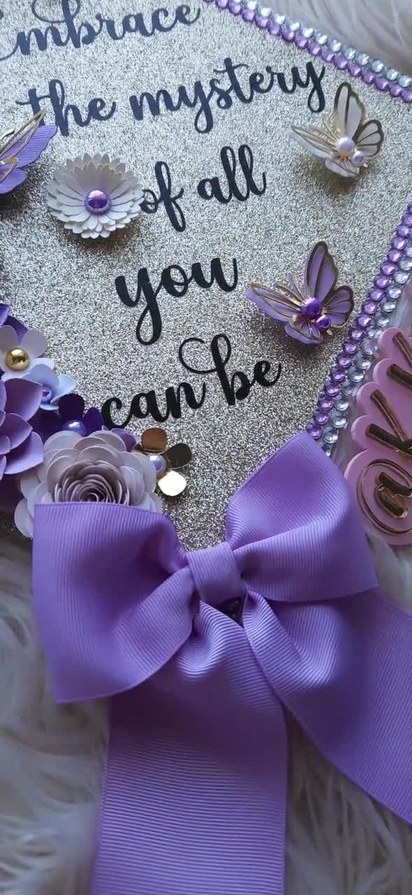 Birrete De Graduación Morado Y Diploma