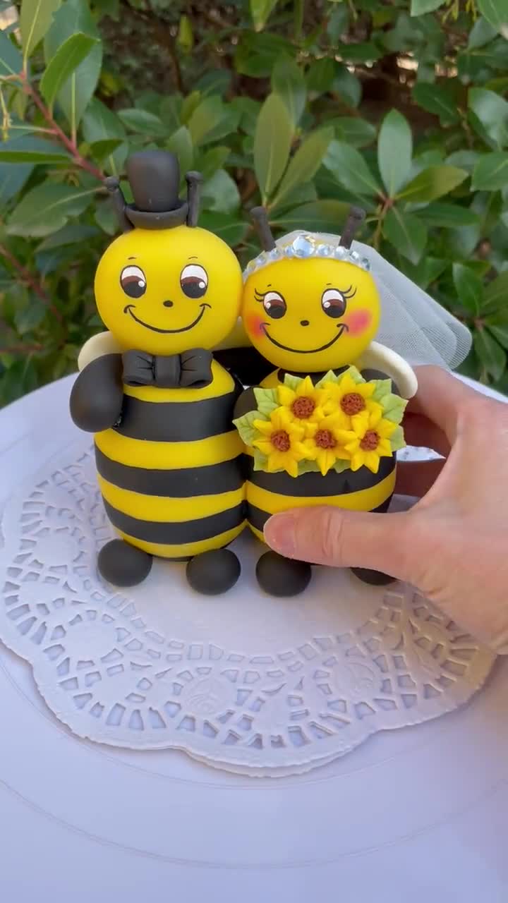 Bumble bee wedding cake toppers | Beachweddingtips.com